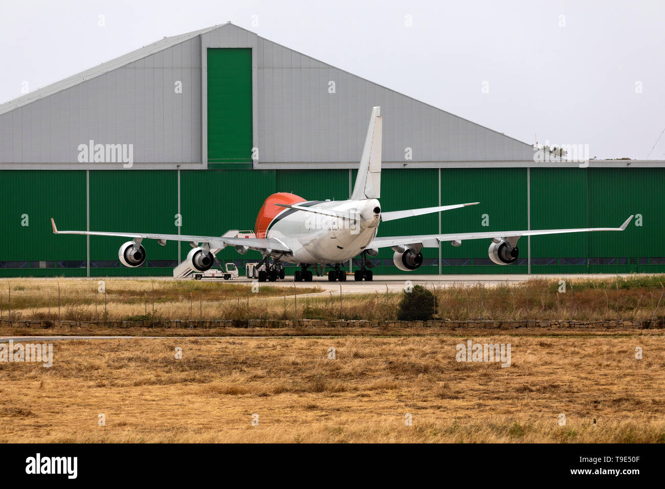 747 landing front hi-res stock photography and images - Alamy