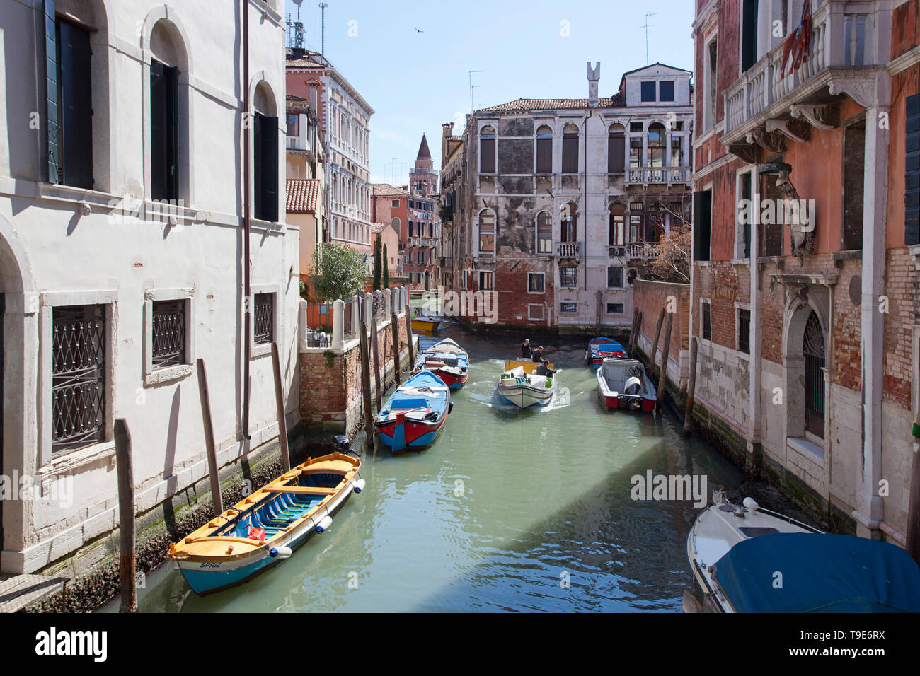 Boats parked along canal hi-res stock photography and images - Alamy