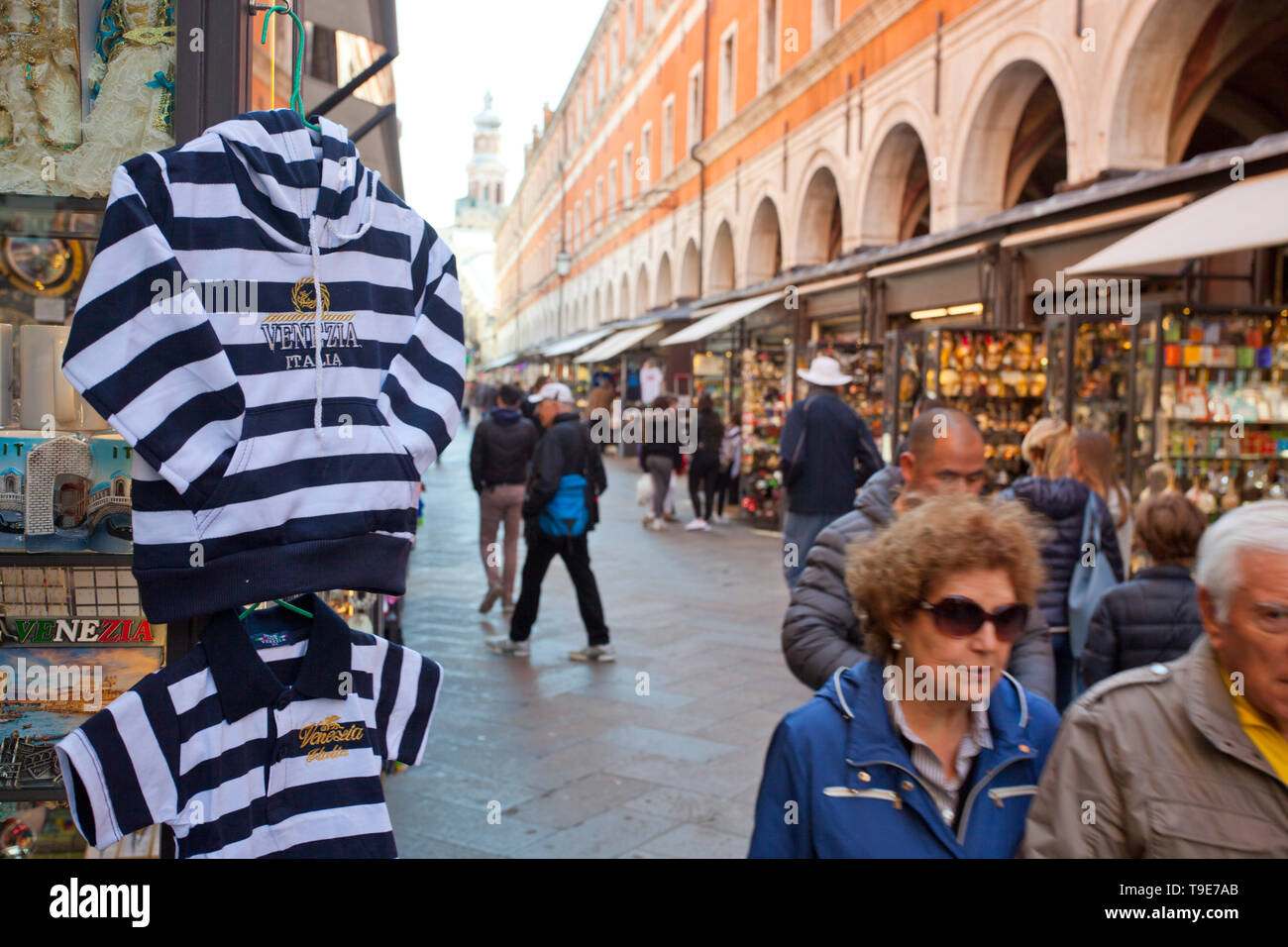 Shoppers shopping Venice, Italy Stock Photo - Alamy
