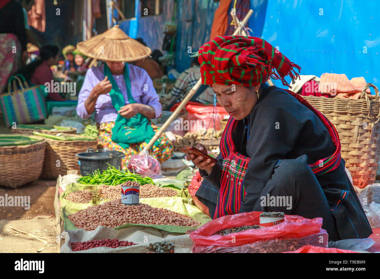 Person selling mobile phone hi-res stock photography and images - Alamy