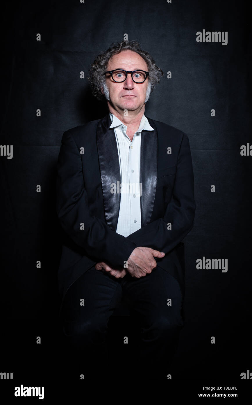 Group posing celebrity music hi-res stock photography and images - Alamy