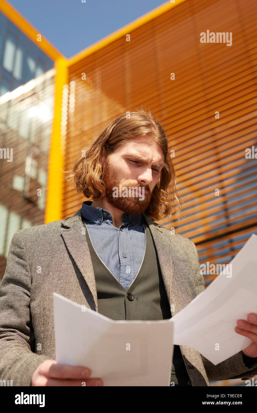 Reading papers hi-res stock photography and images - Alamy