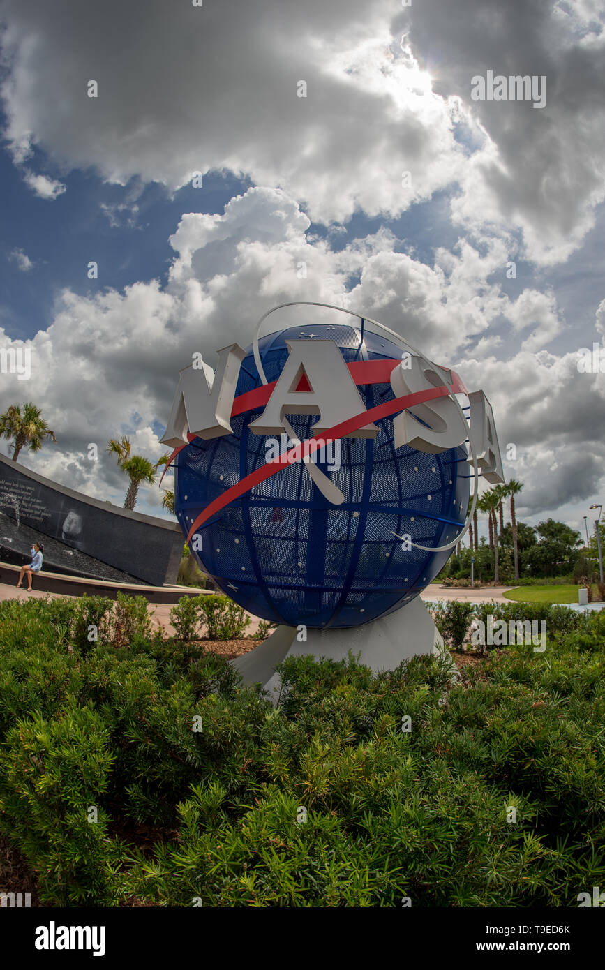 Globe logo hi-res stock photography and images - Alamy