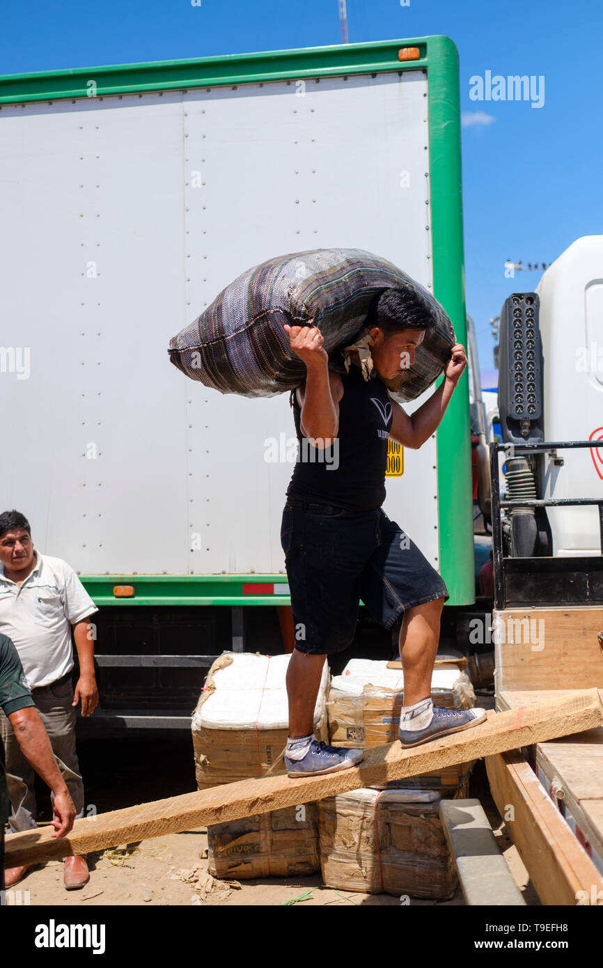 Porters unloading the cargo from ferries docked at La Boca Port on ...