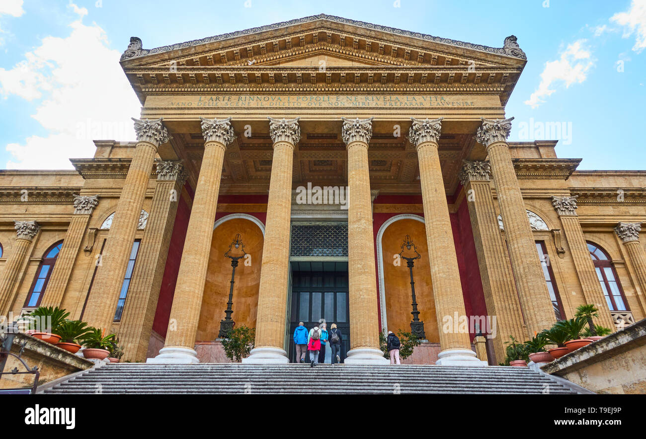 Italian opera, outdoor theatre hi-res stock photography and images - Alamy