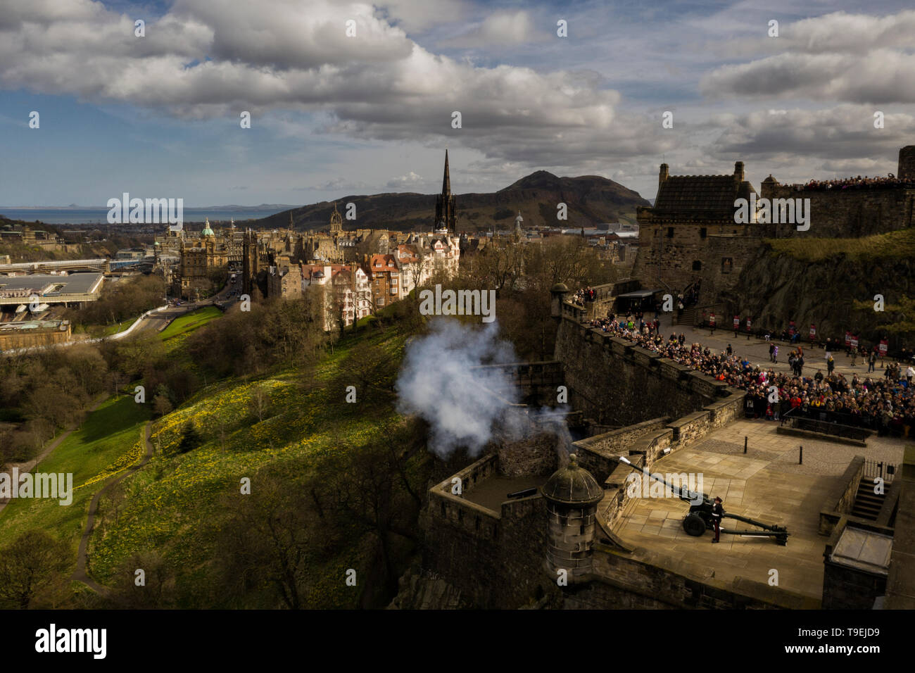 Edinburgh Castle, One o'clock Gun. Live firing from Royal artillery ...