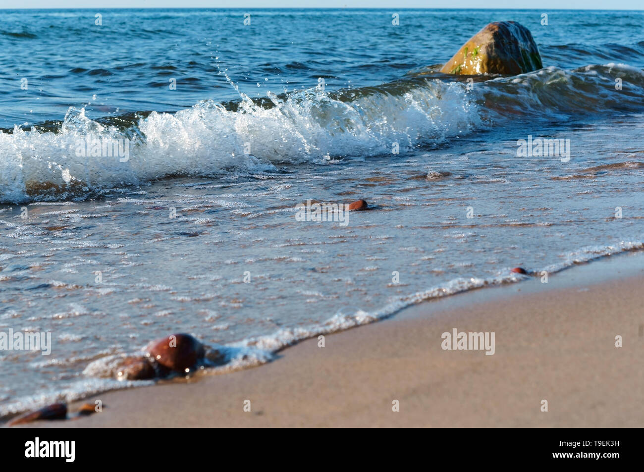 Wave beats on rock hi-res stock photography and images - Alamy