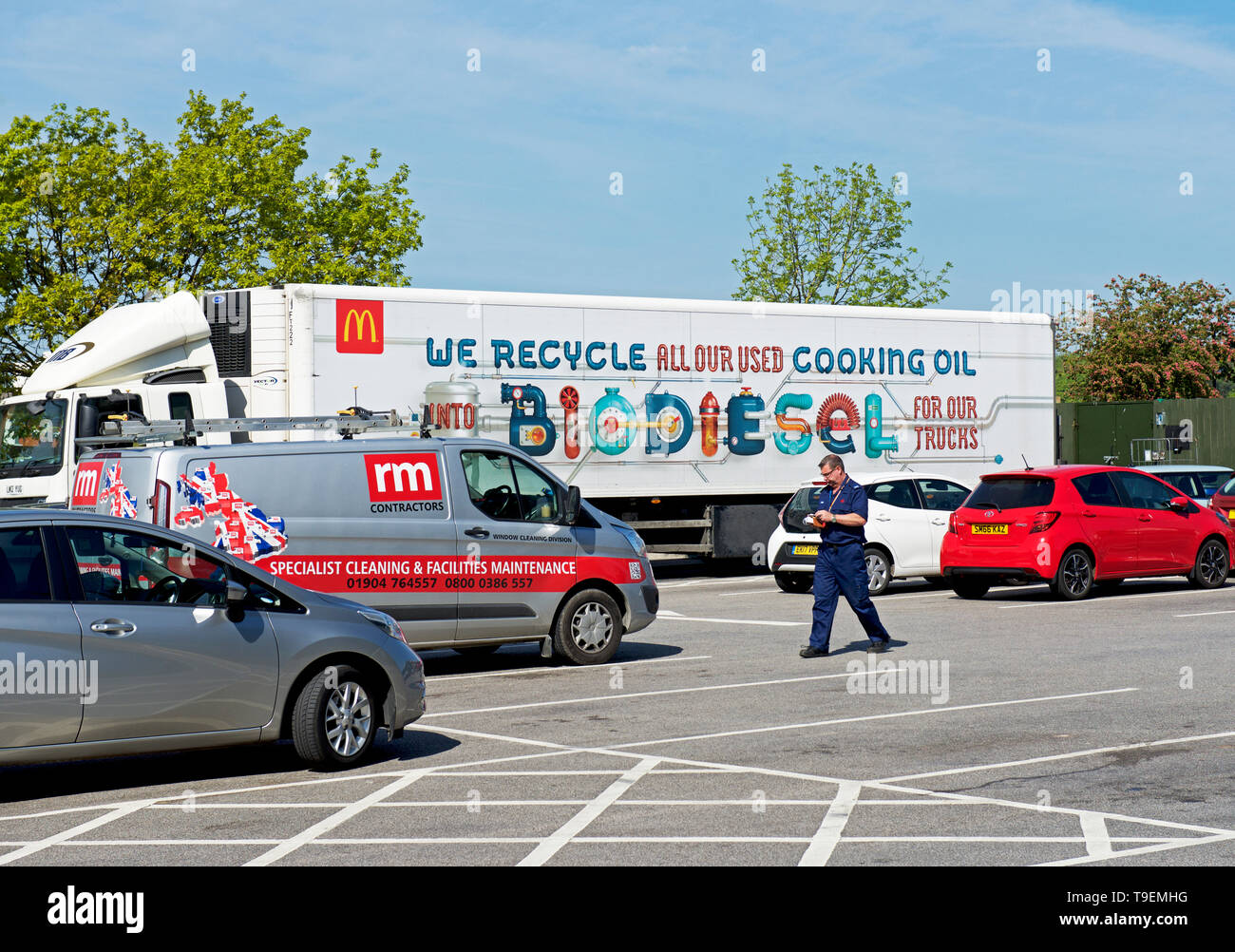 Food recycling lorry hi-res stock photography and images - Alamy