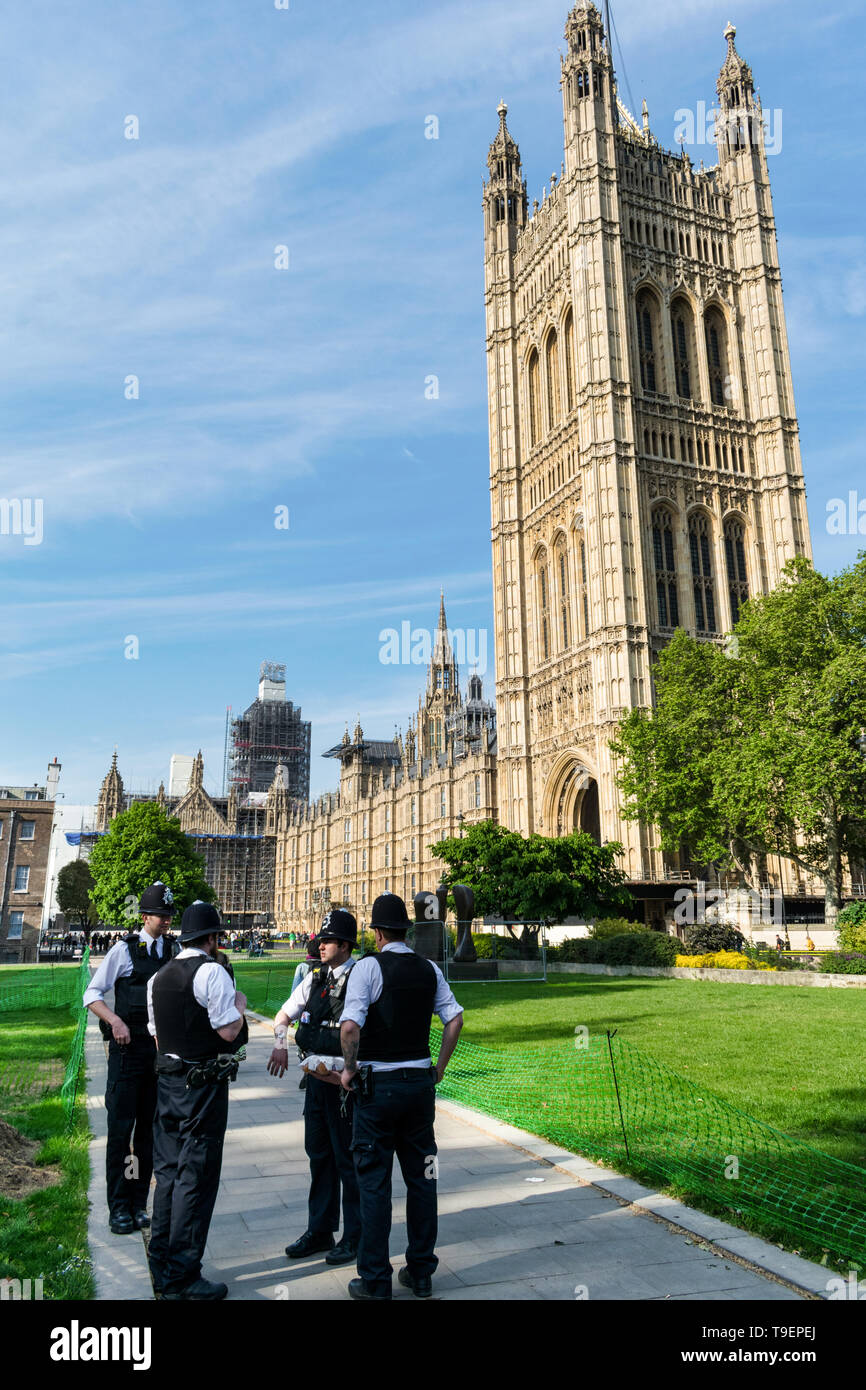 Group of police officers standing hi-res stock photography and images ...