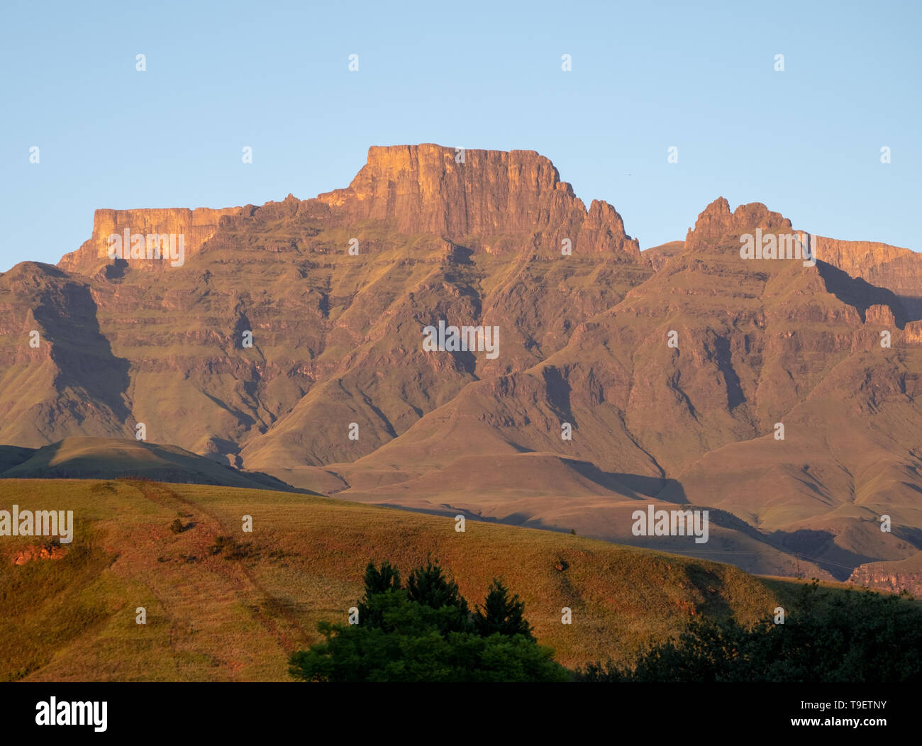 Champagne Castle, Cathkin Peak and Monk`s Cowl, part of the central ...