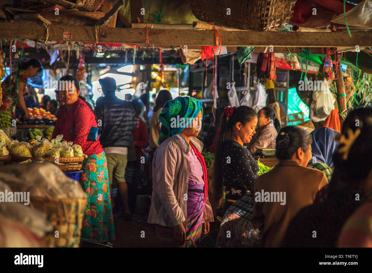 The market of Bagan Stock Photo - Alamy