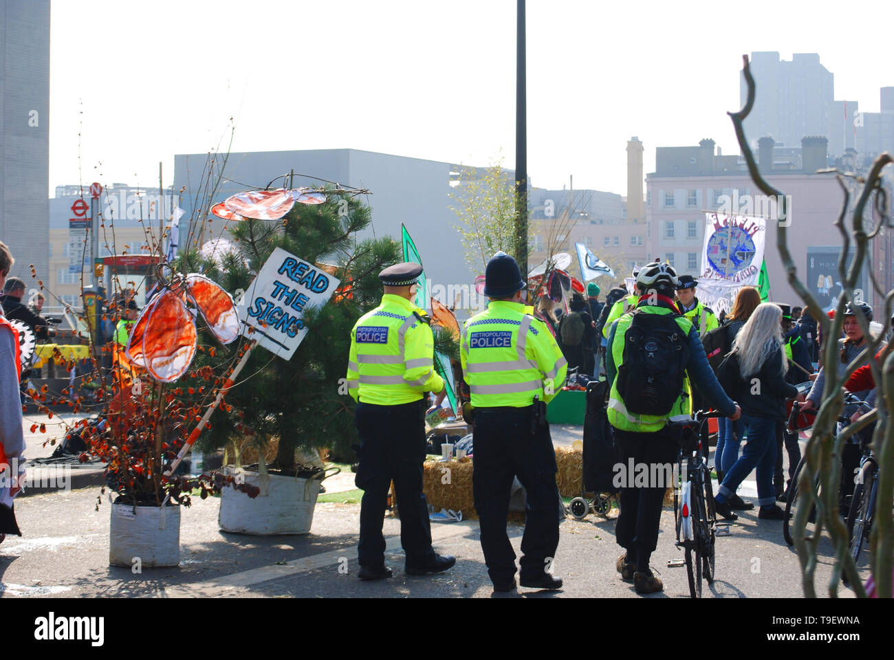 Save the bridge protest hi-res stock photography and images - Alamy