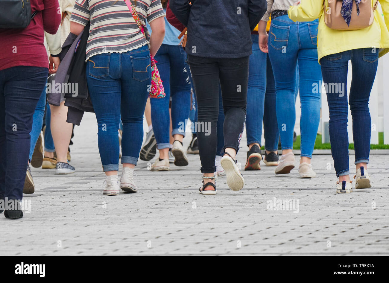 Crowd legs hi-res stock photography and images - Alamy