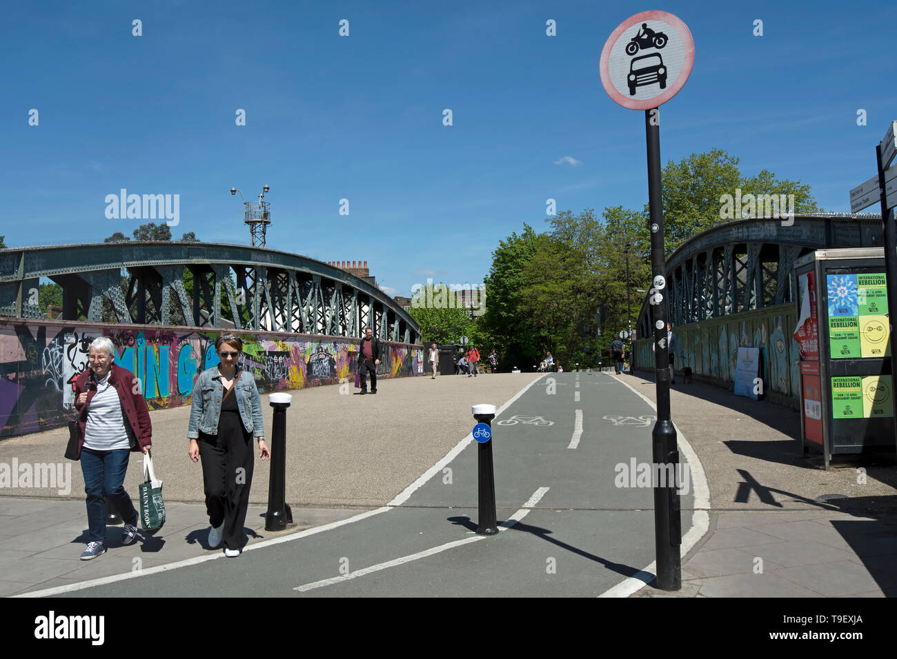 Overline hi-res stock photography and images - Alamy