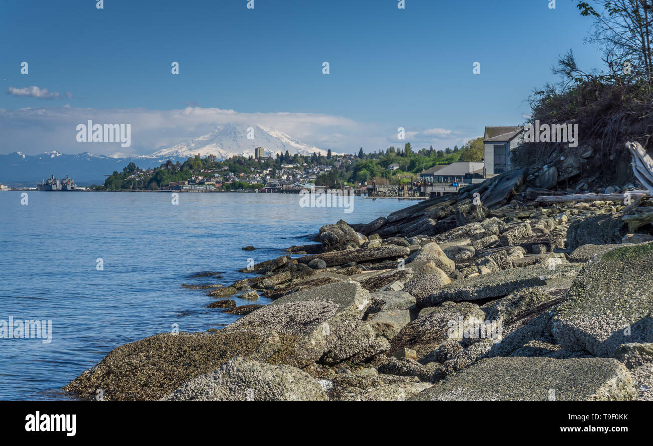 A view of Mount Rainier and the Ruston shoreline Stock Photo - Alamy