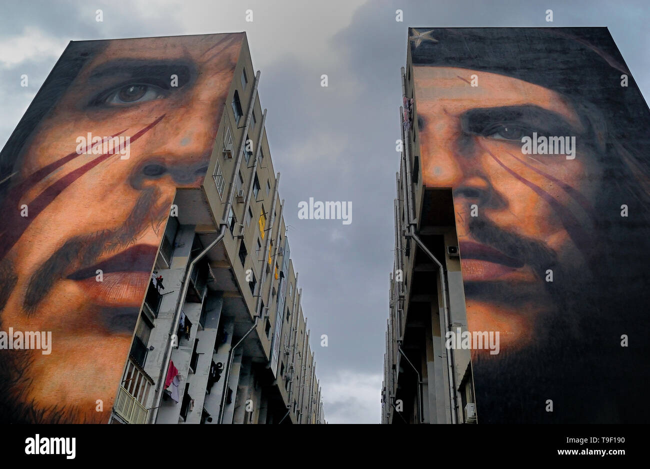 Artist painting che guevara mural hi-res stock photography and images ...
