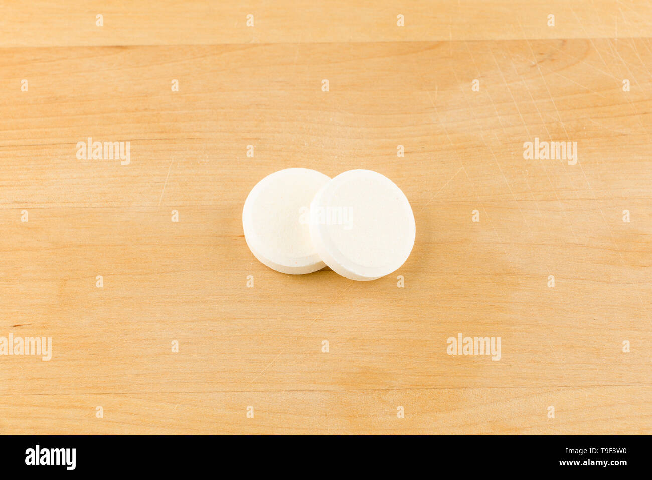 Round white tablets hi-res stock photography and images - Alamy