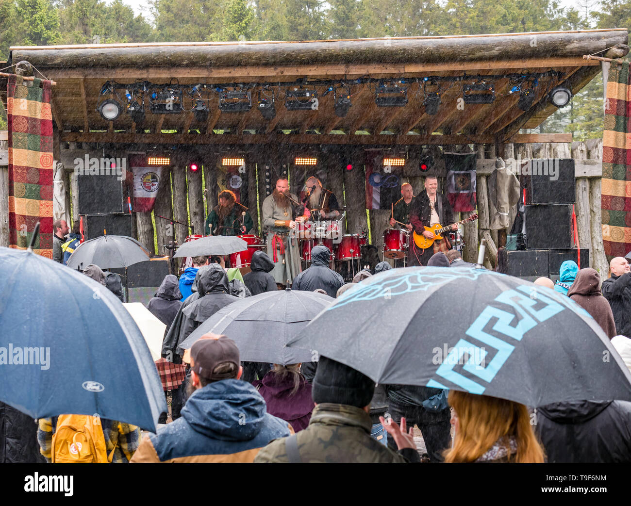 People watching concert in the rain hi-res stock photography and images ...