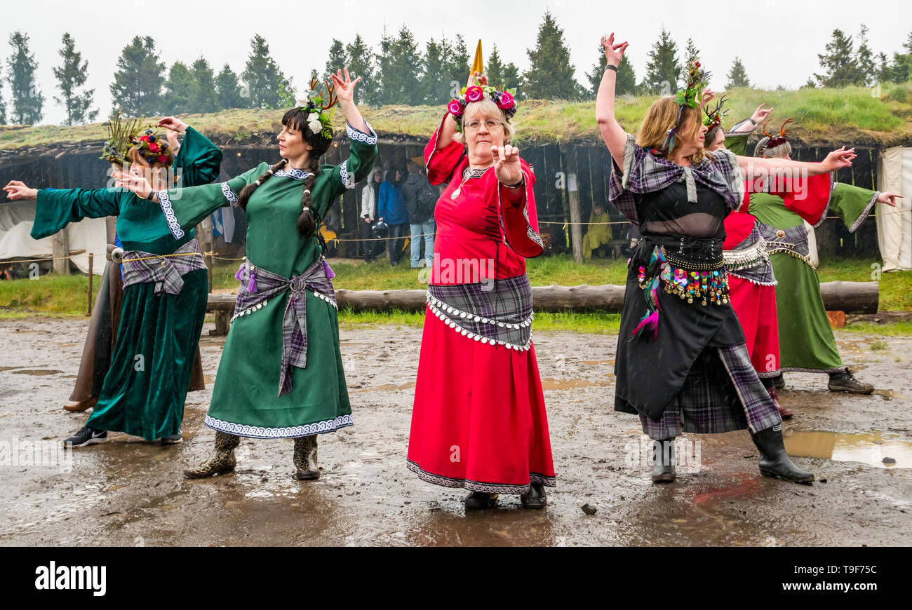 Dancers in traditional scottish costumes hi-res stock photography and ...