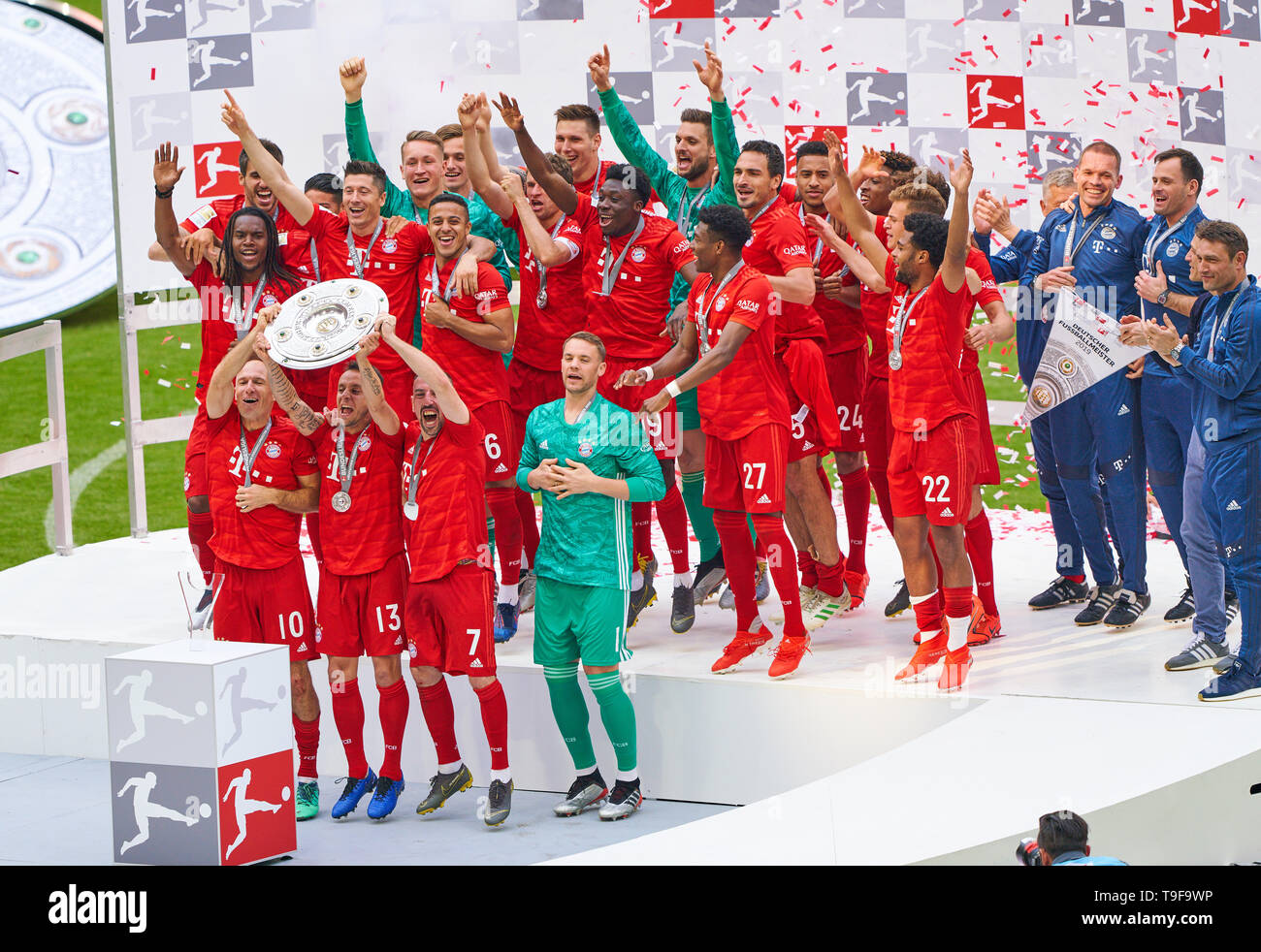 Winners ceremony with trophy: Manuel NEUER, FCB 1 Franck RIBERY, FCB 7 ...