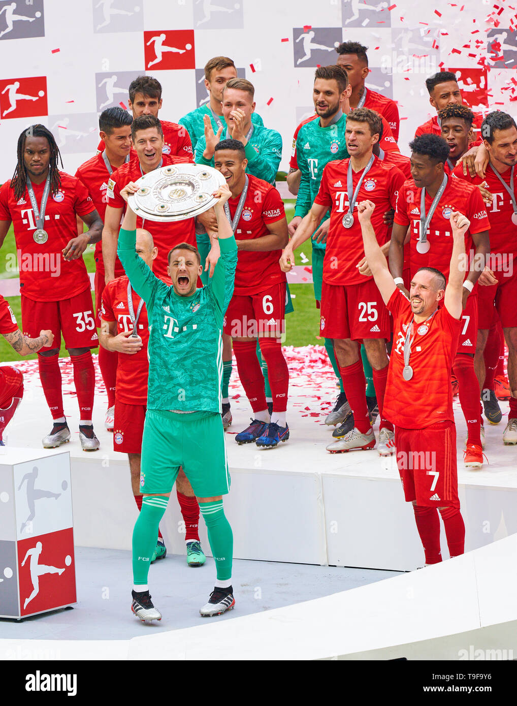 Winners ceremony with trophy: Manuel NEUER, FCB 1 Franck RIBERY, FCB 7 ...