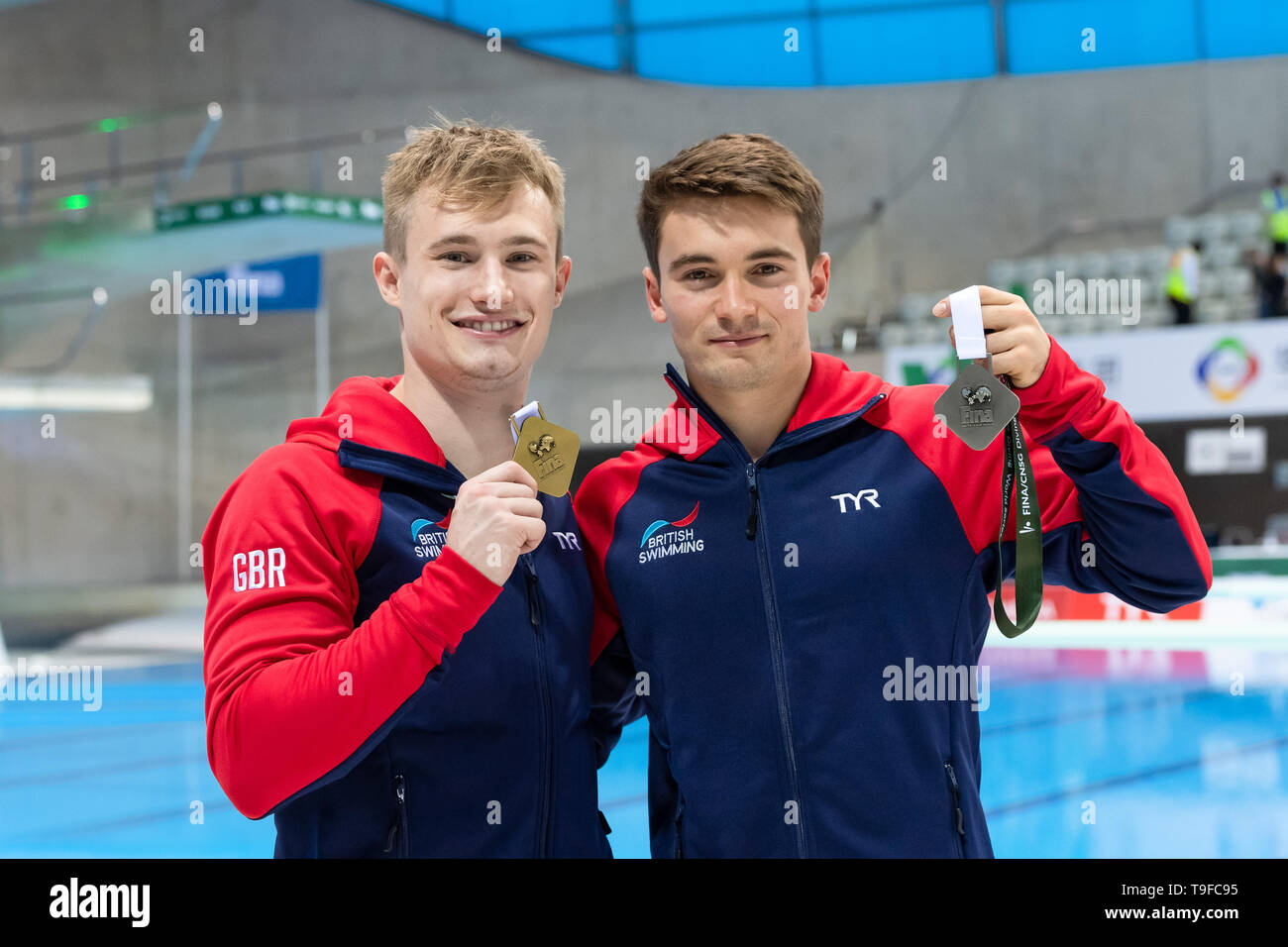 Gold octopus trophy hi-res stock photography and images - Alamy