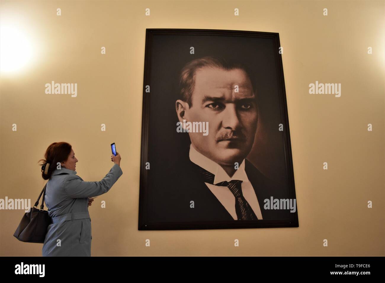 Ankara, Turkey. 18th May, 2019. A visitor takes pictures of a portrait ...