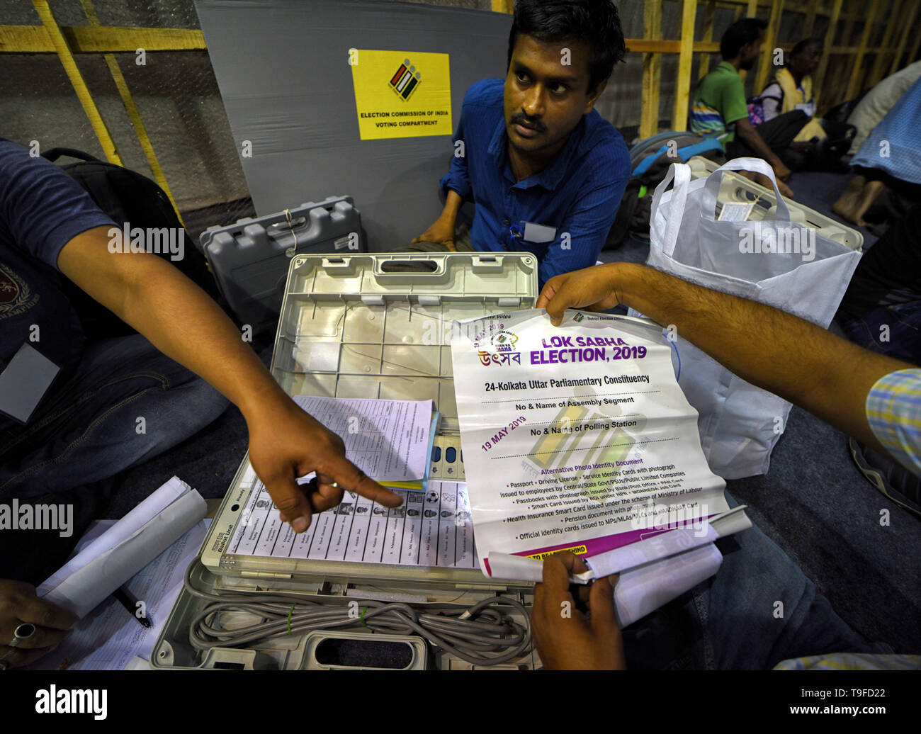 Electronic voting machines hi-res stock photography and images - Alamy