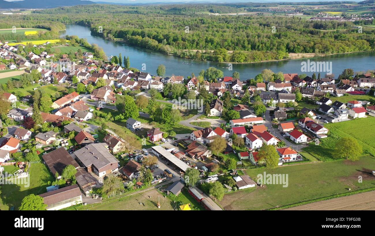 13 May 2019, Baden-Wuerttemberg, Büsingen am Hochrhein: The evening sun ...