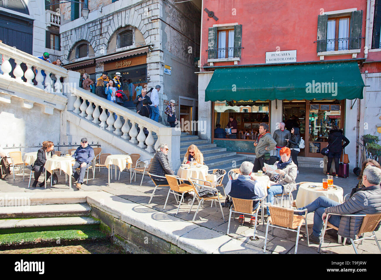 Floating bridge restaurant hi-res stock photography and images - Alamy