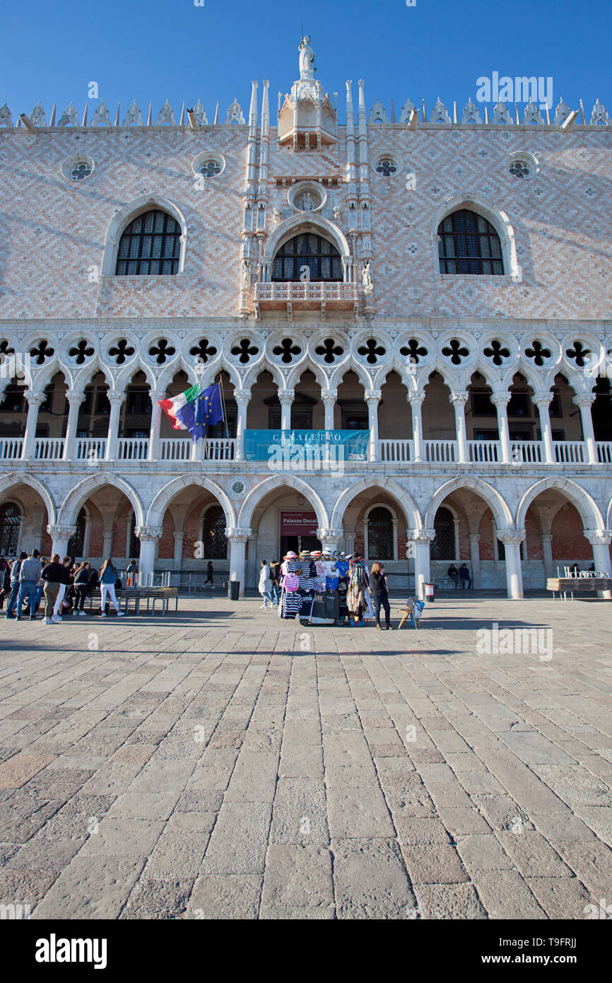 Old people in venice hi-res stock photography and images - Alamy