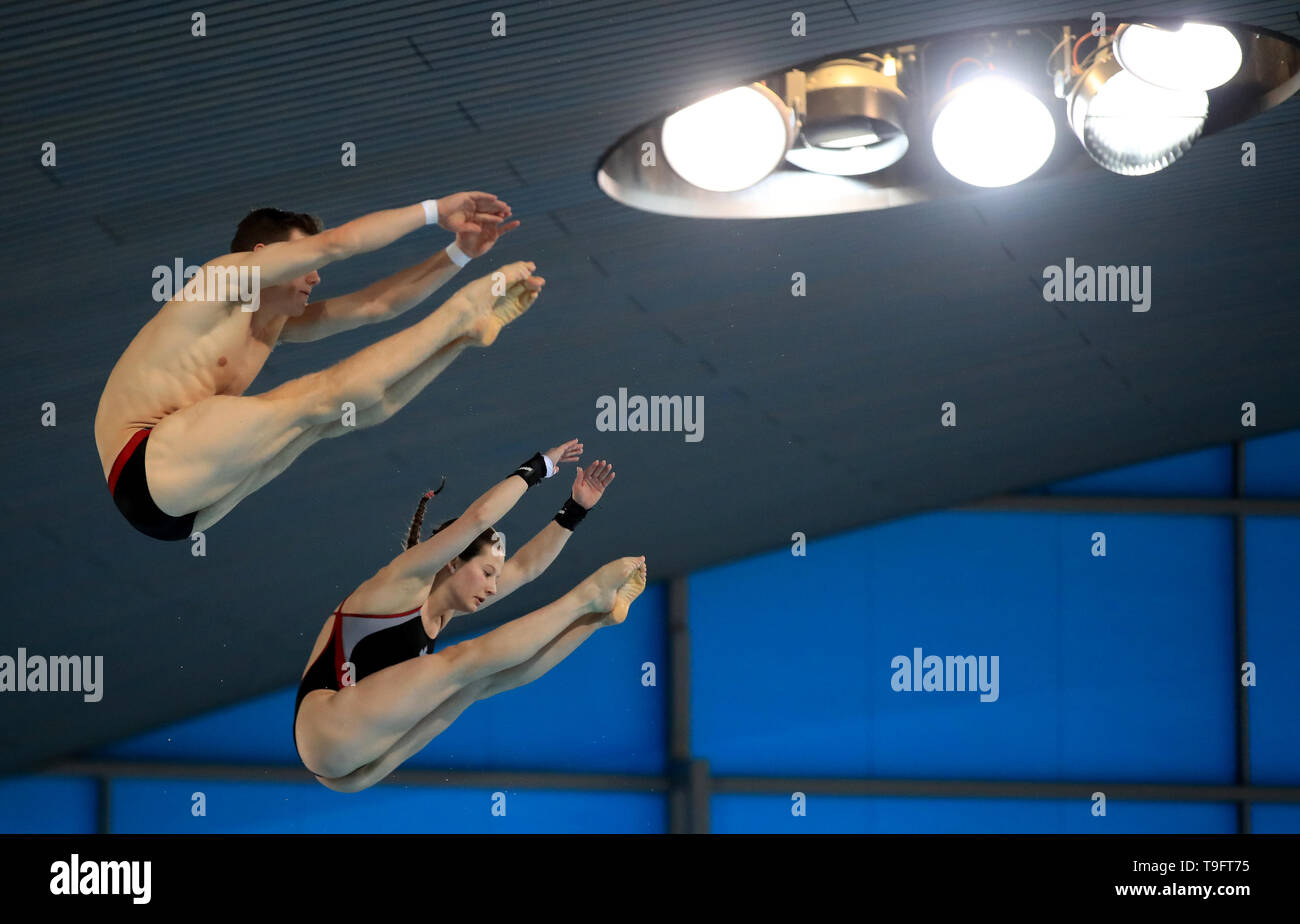 Canada's Vincent Riendeau and Caeli McKay in the 10m Synchro Final ...