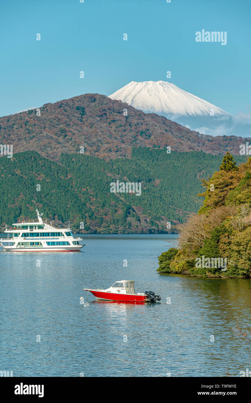 Boat and sightseeing ship at Lake Ashi (Ashinoko) with Mt.Fuji at the ...