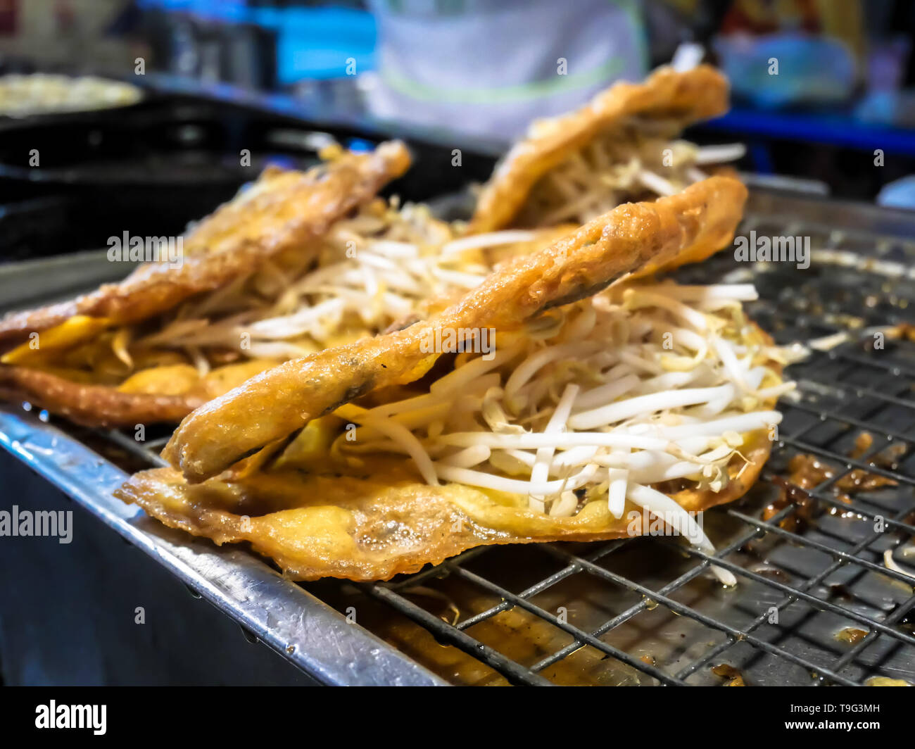 Thai street food low price (Fried shellfish Stock Photo - Alamy