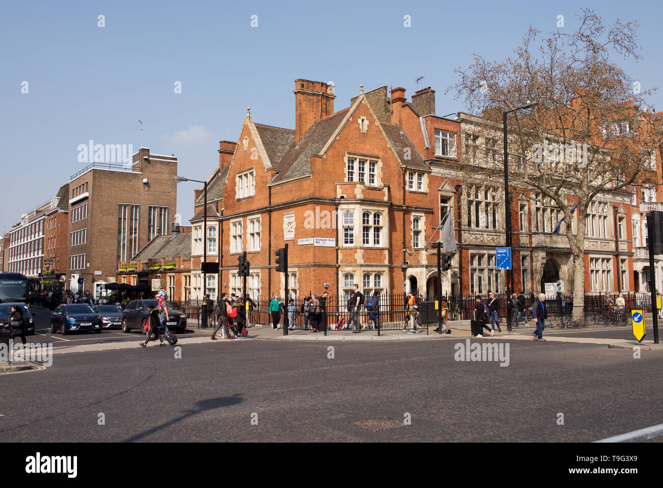 Buckingham Palace Road and Elizabeth Street in London, England Stock ...
