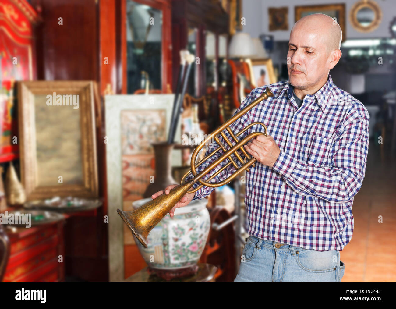 Appraising antique hi-res stock photography and images - Alamy