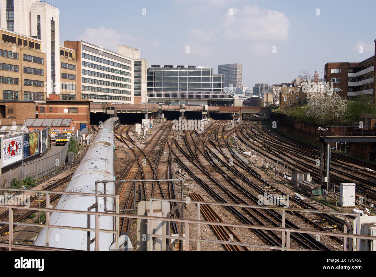 London victoria station hi-res stock photography and images - Alamy