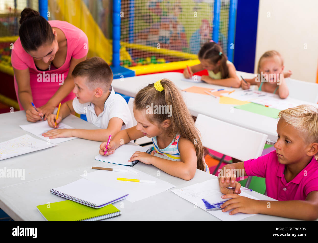 Science lesson primary school boy hi-res stock photography and images ...