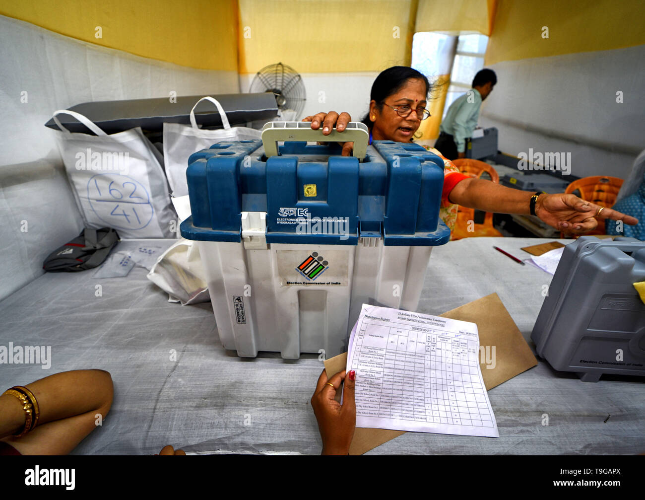 Voting machines hi-res stock photography and images - Alamy