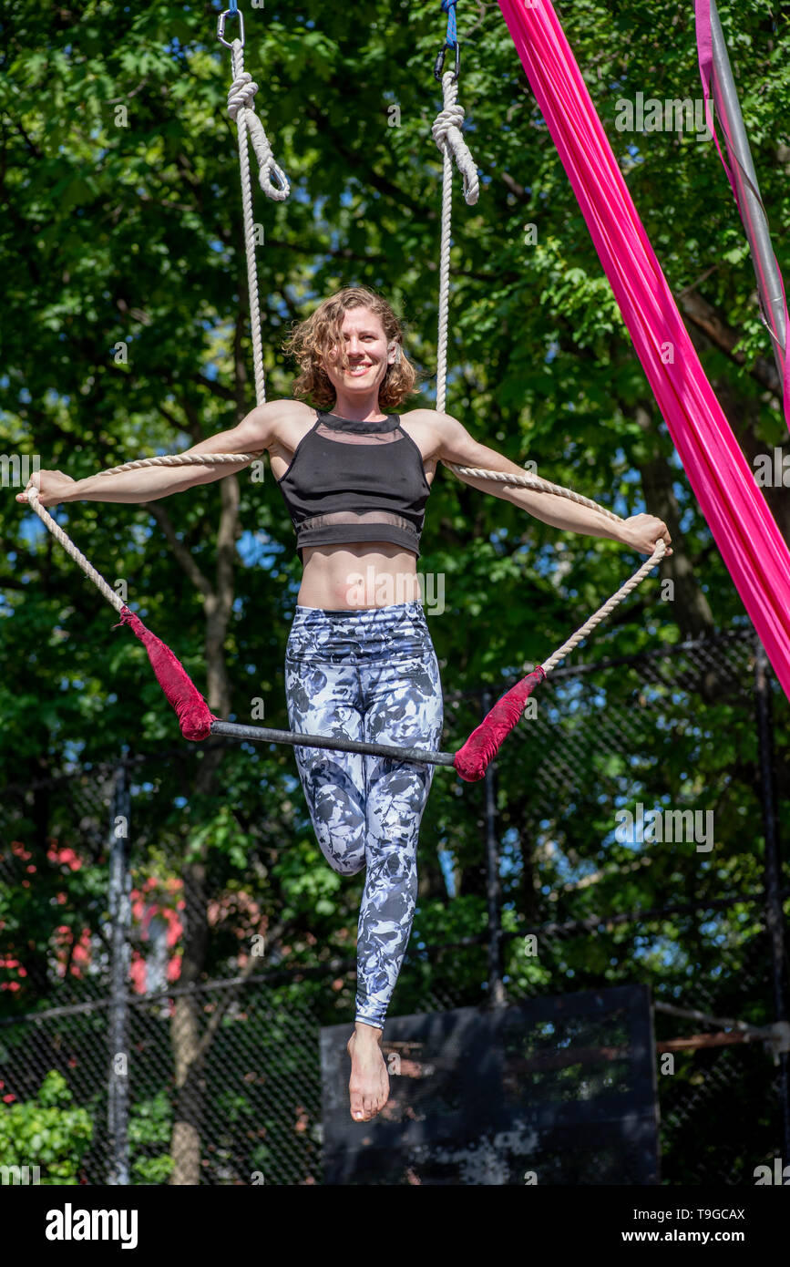 Trapeze artist circus hi-res stock photography and images - Alamy