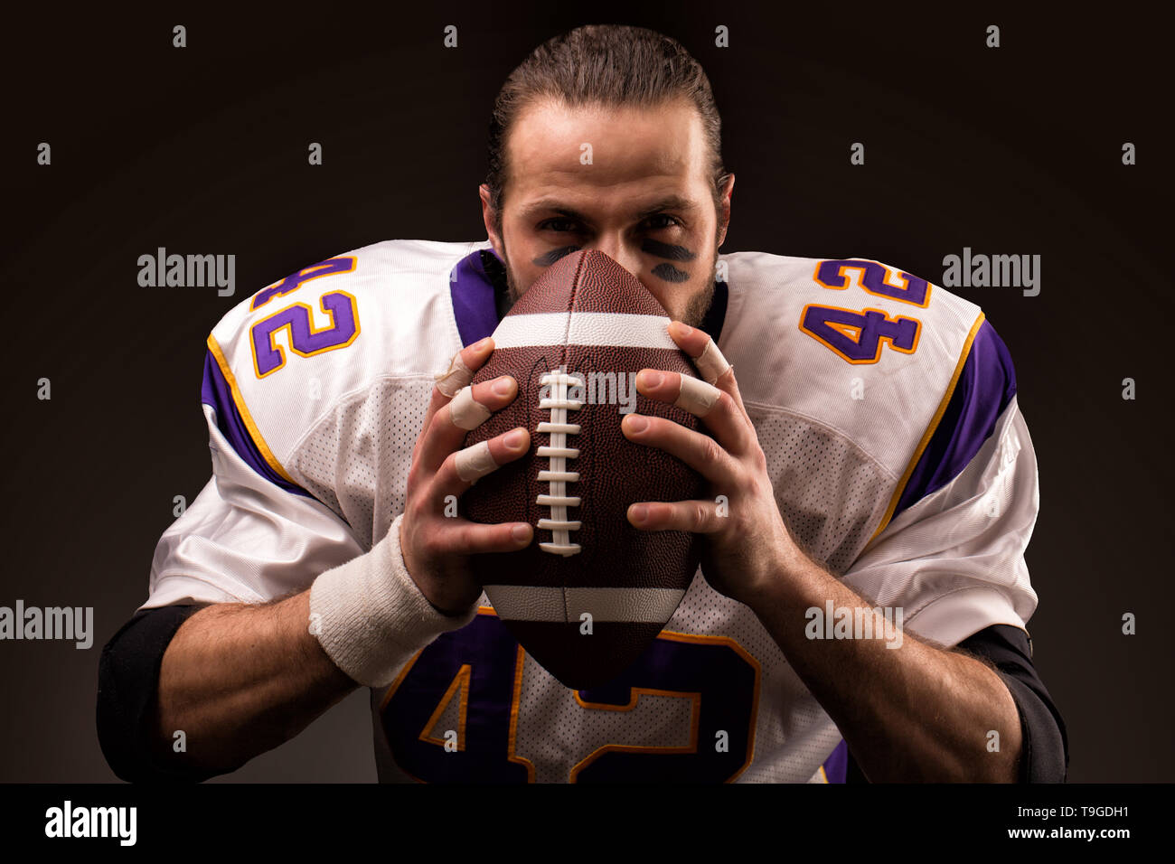 Quarterback holding ball hi-res stock photography and images - Alamy