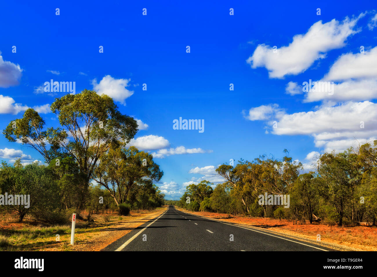 Remote empty B55 highway in remote rural outback of NSW state in ...