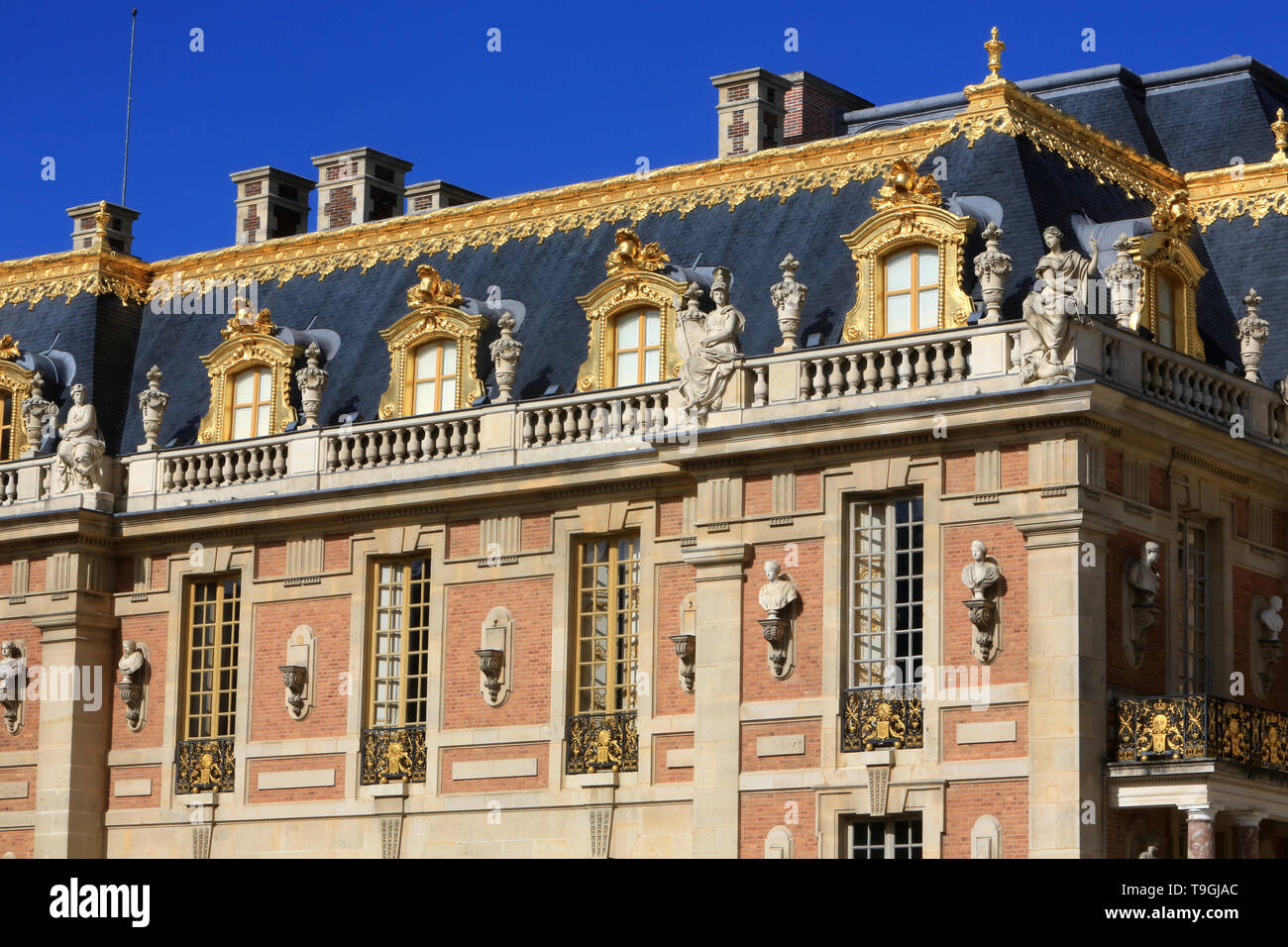 Fenêtre de toit hi-res stock photography and images - Alamy