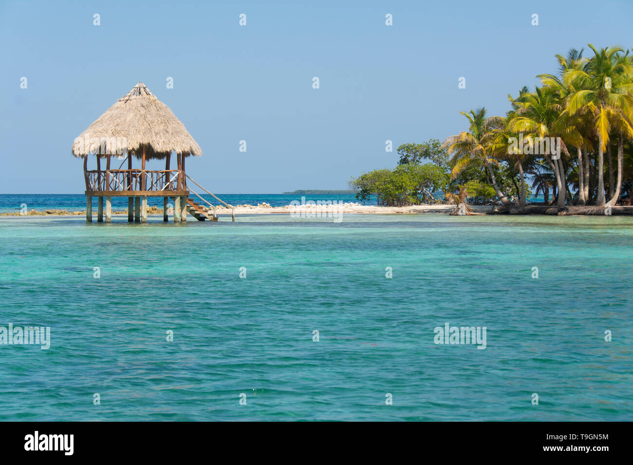 Palapa platform, North Long Coco Plum Caye, Belize Stock Photo - Alamy