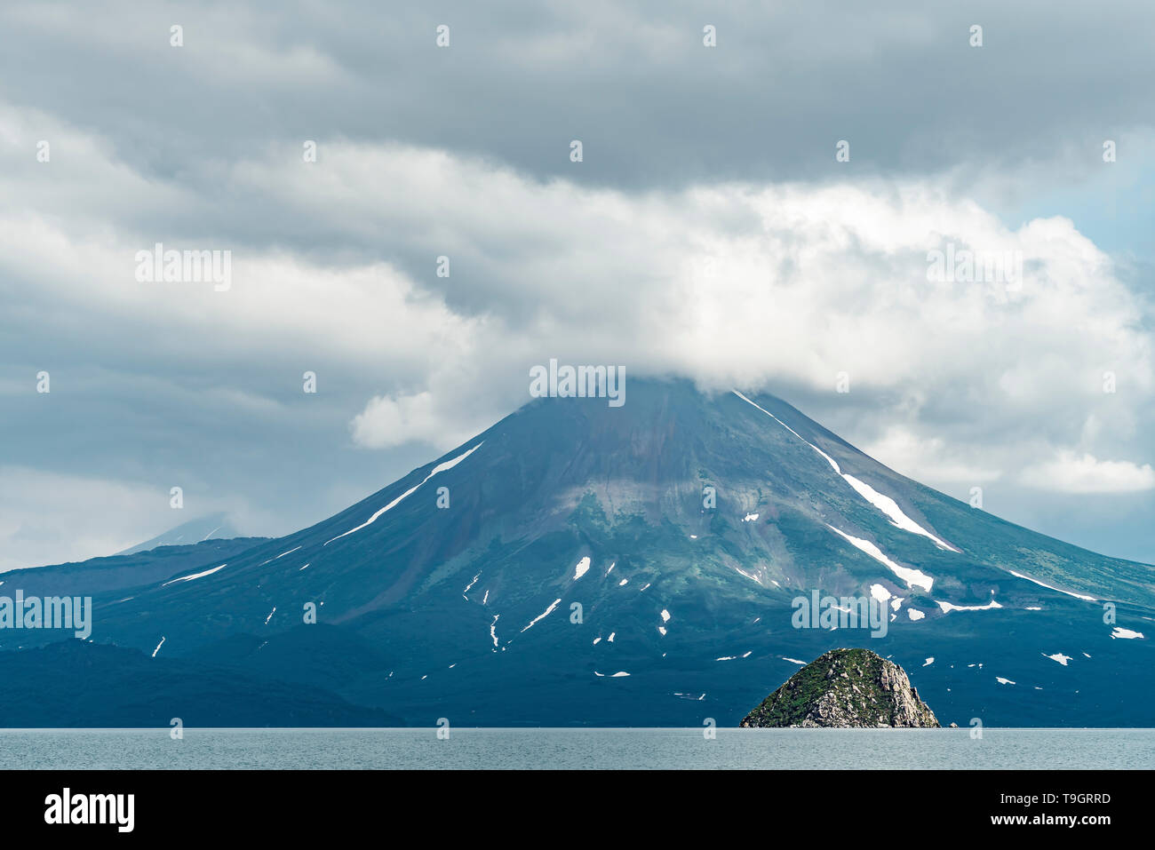 Kuril volcano hi-res stock photography and images - Alamy