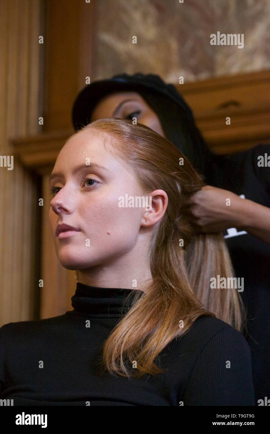 Catwalk backstage hi-res stock photography and images - Alamy