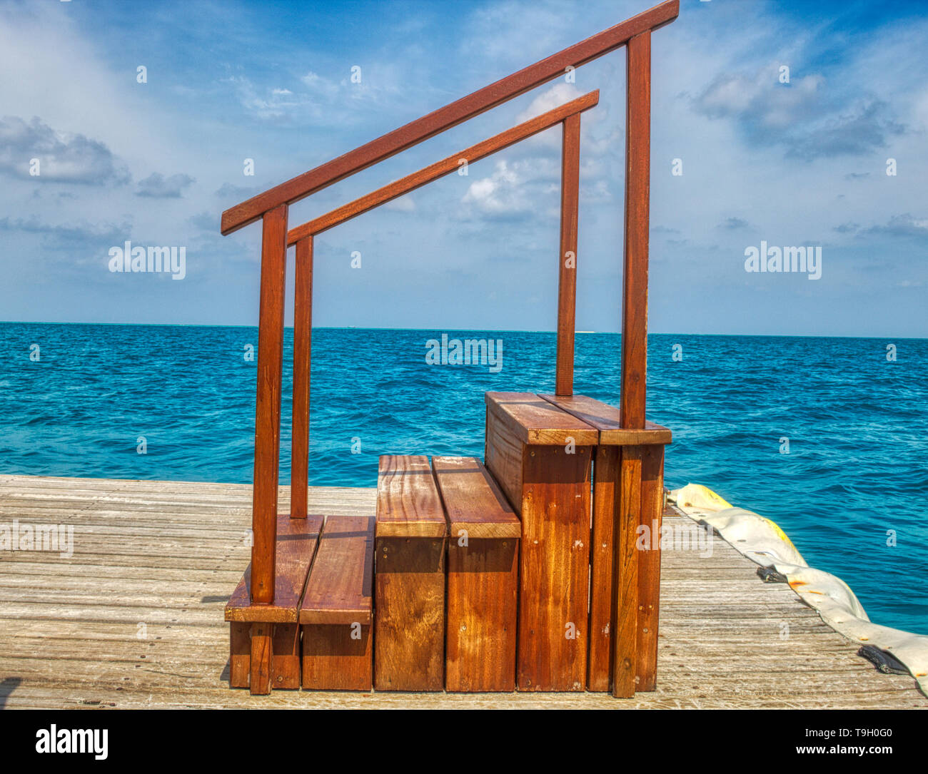 This unique photo shows a jetty in the middle of the Indian Ocean in ...