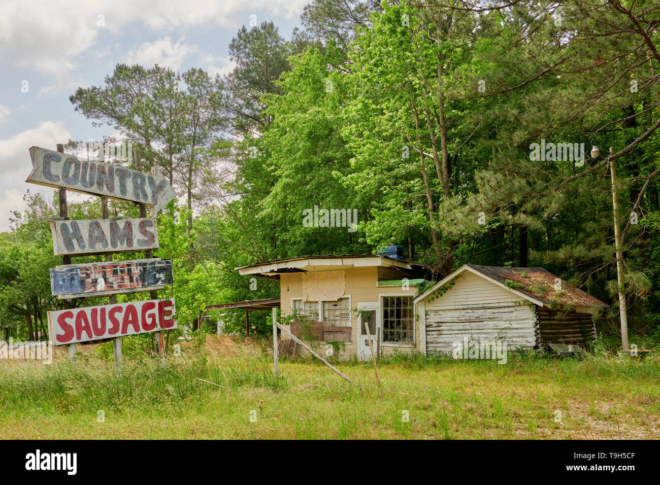Small old abandoned roadside country store along a country road in ...
