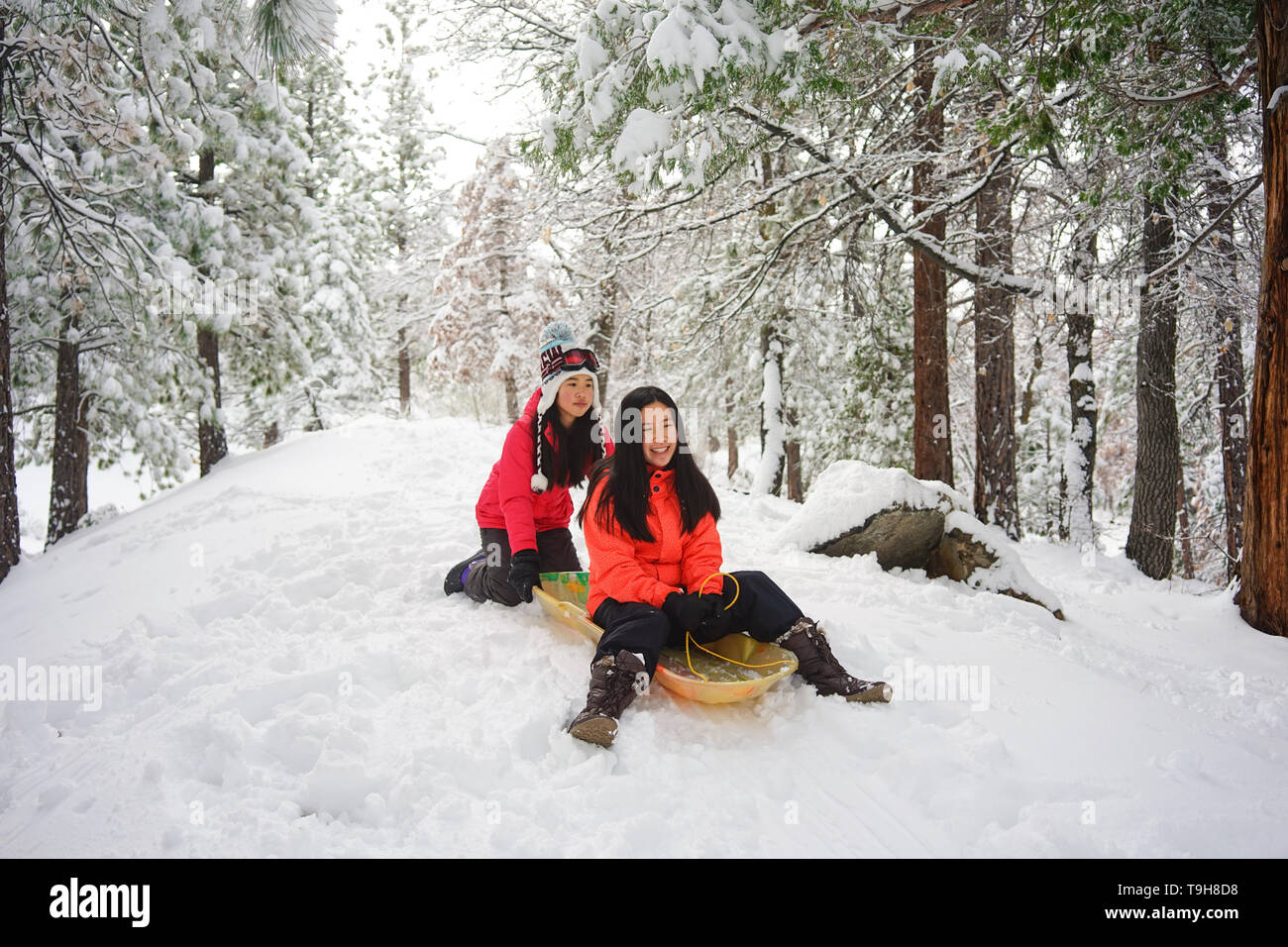 Two girls in the snow hi-res stock photography and images - Alamy