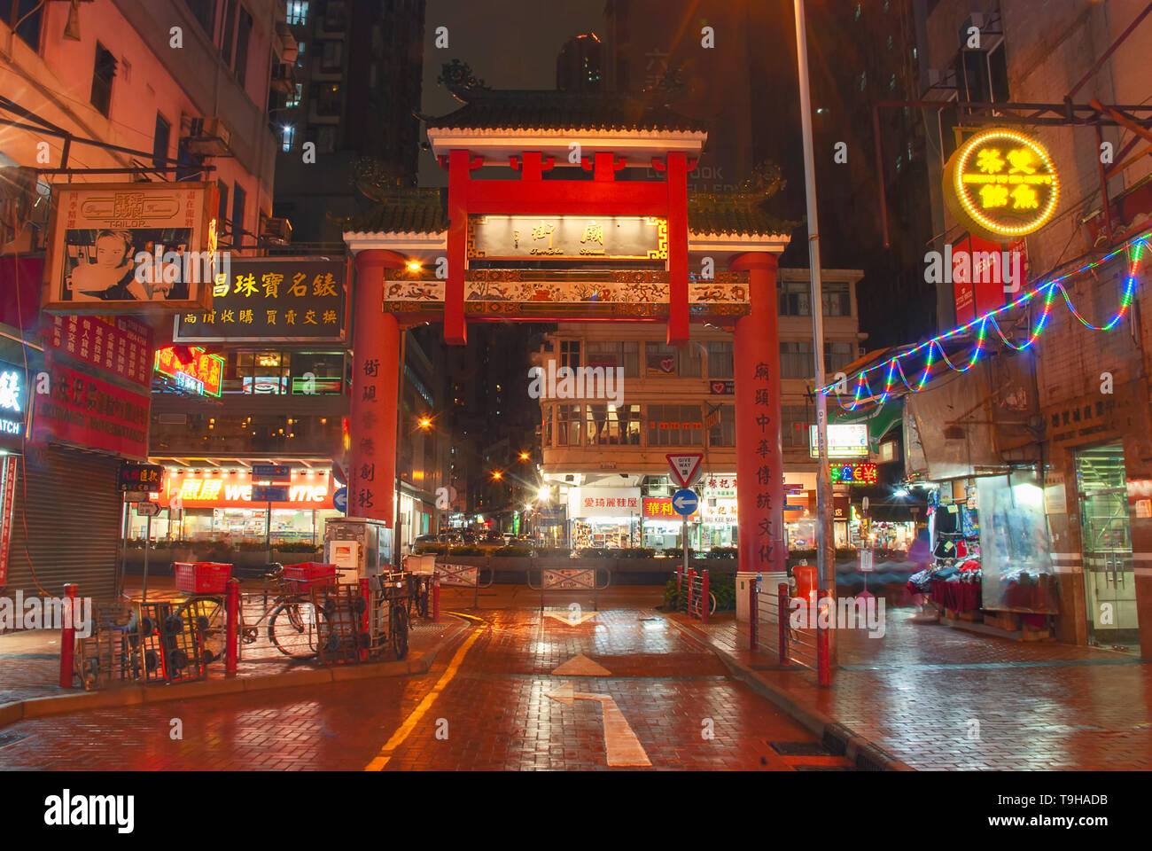 Temple Street Night Market is the largest night market in Hong Kong ...